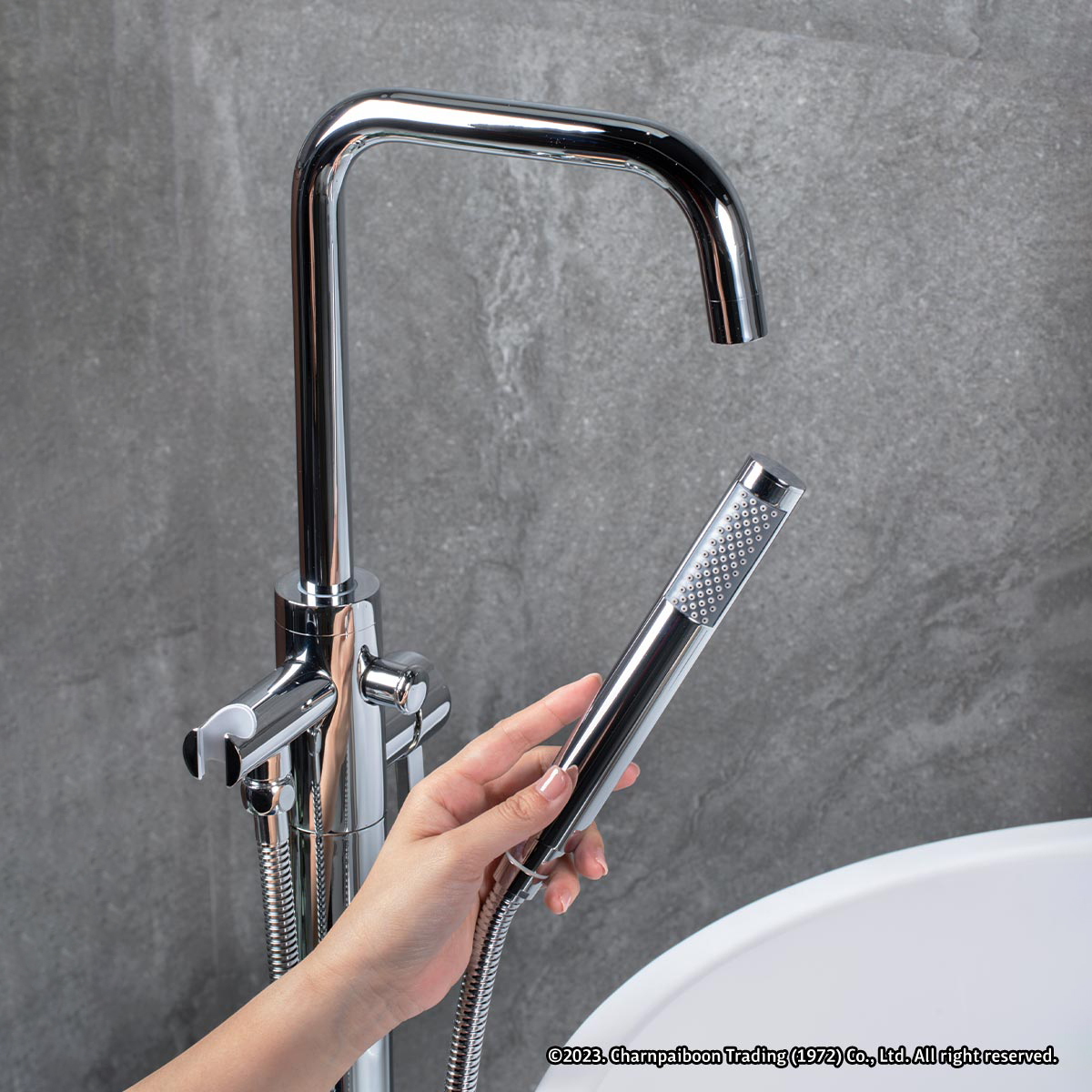 ก๊อกน้ำผสมขึ้นจากพื้น โครเมียม - CharnPaiboon